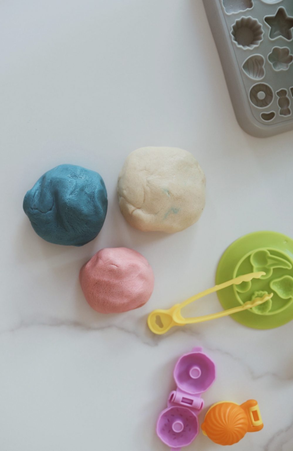 Knete selber machen - einfaches Rezept mit 3 Zutaten