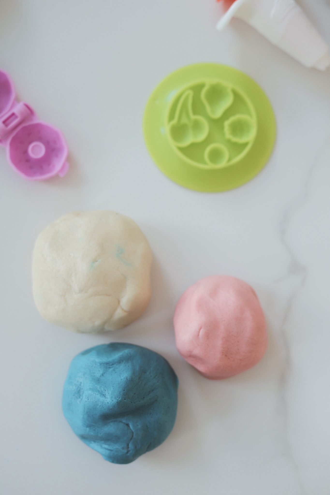 Knete selber machen - einfaches Rezept mit 3 Zutaten